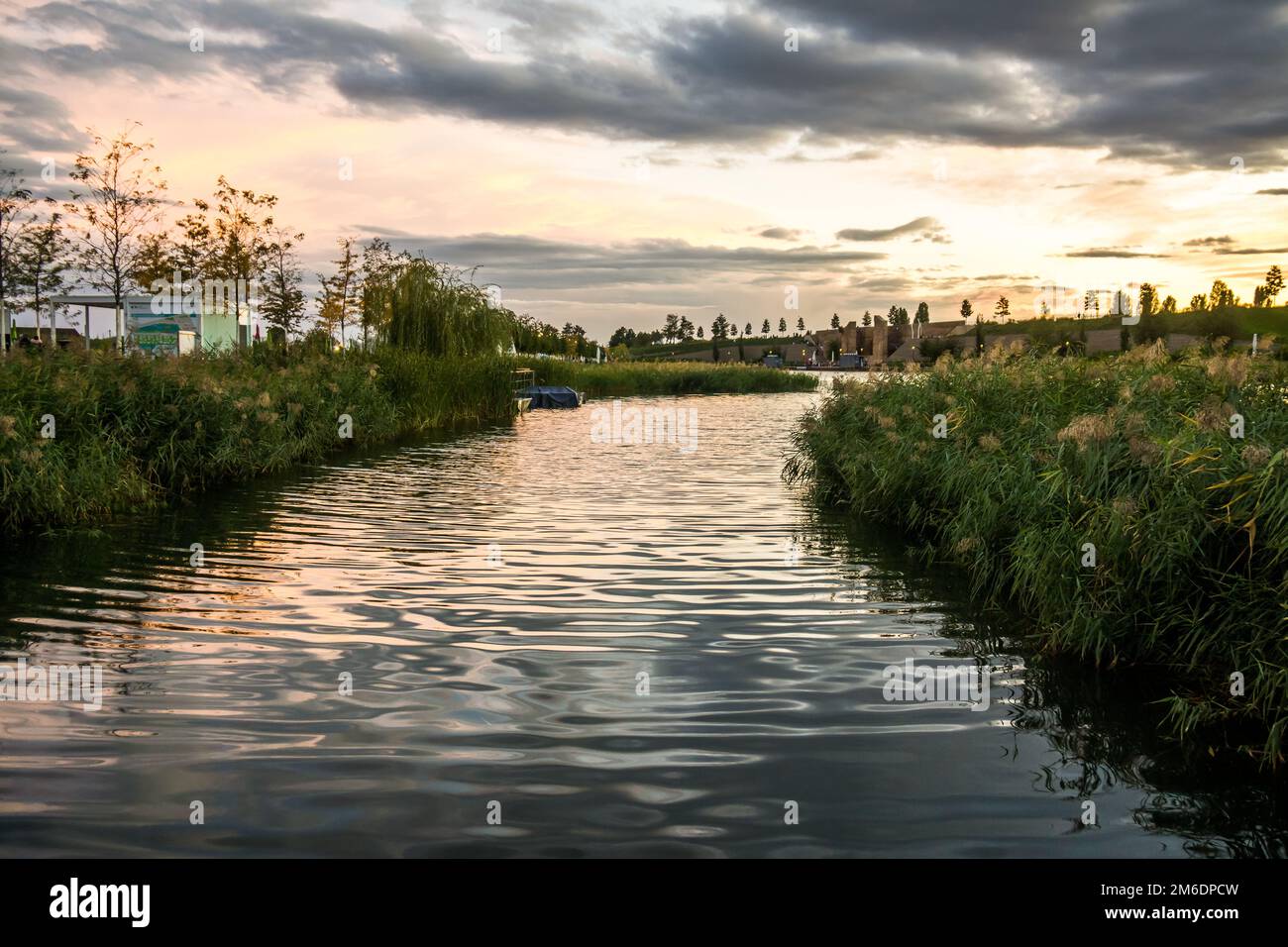 Side river hi-res stock photography and images - Alamy