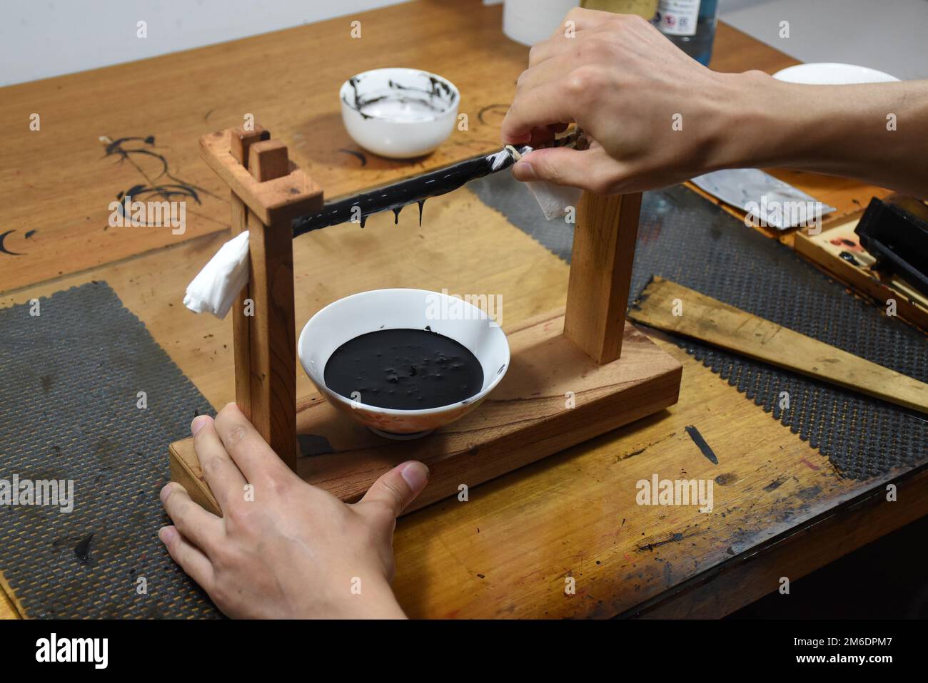 Filtration of Japanese lacquer urushi to remove dust particles ...