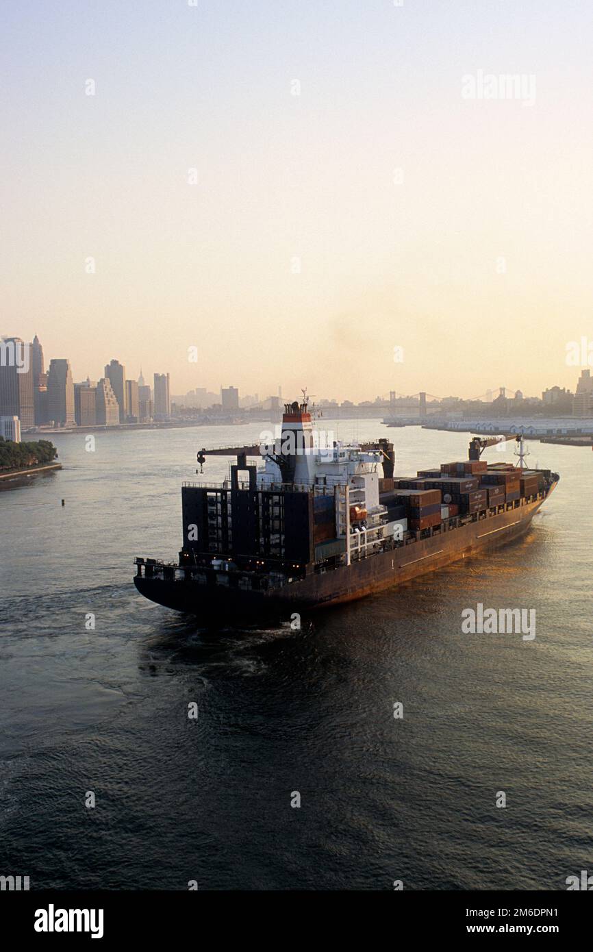 Container ship new york hi-res stock photography and images - Alamy