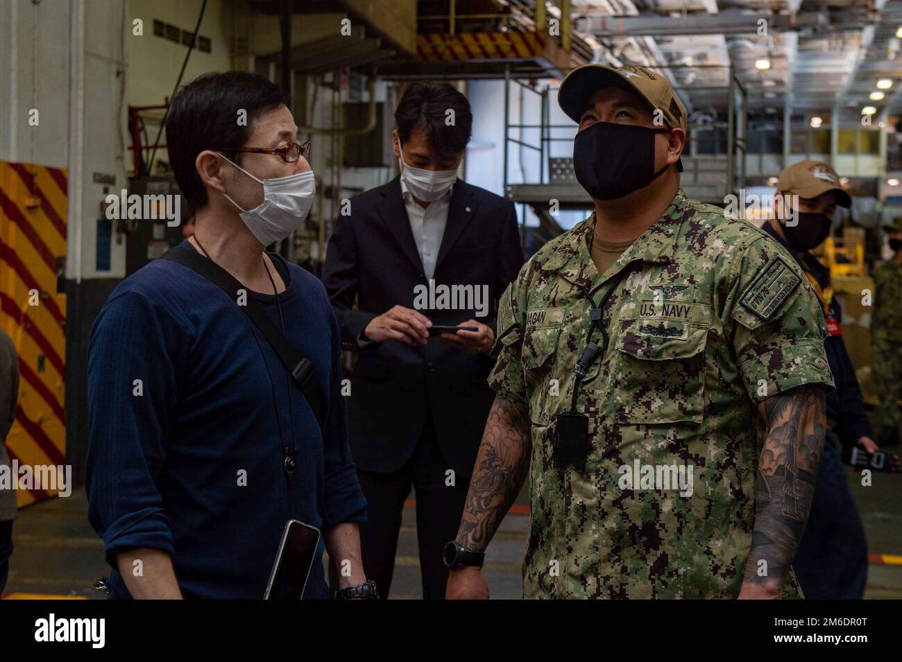 220425-N-SI601-1017 YOKOSUKA, Japan (April 25, 2022) Aviation Boatswain’s Mate (Handling) 1st ...