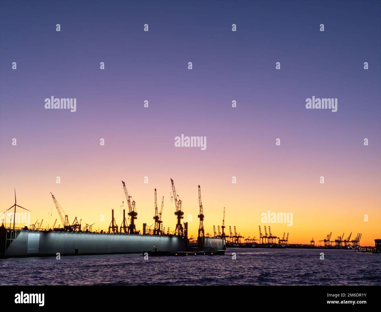 Night view harbor cranes hi-res stock photography and images - Alamy