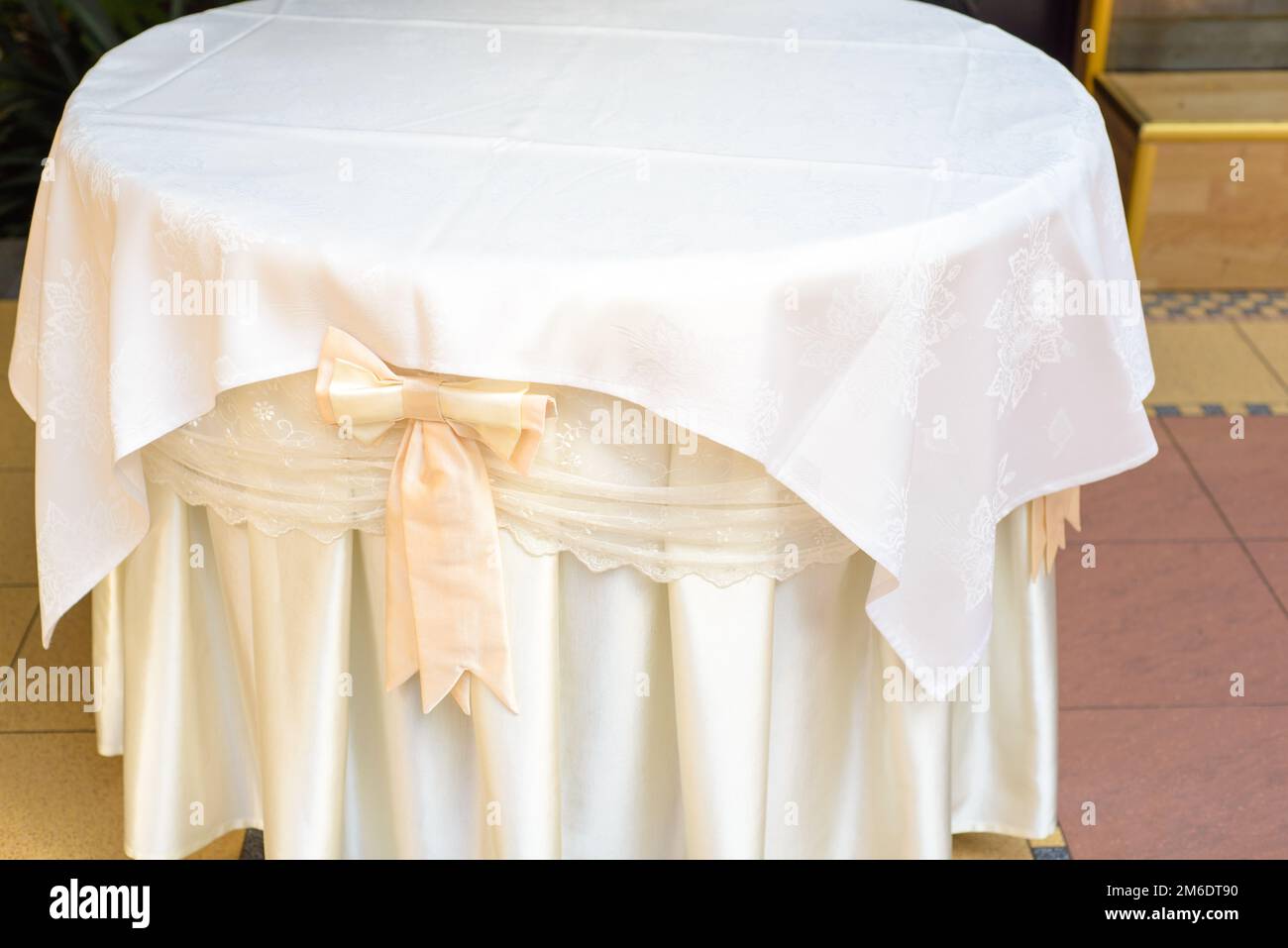 Empty dinner table home hi-res stock photography and images - Alamy