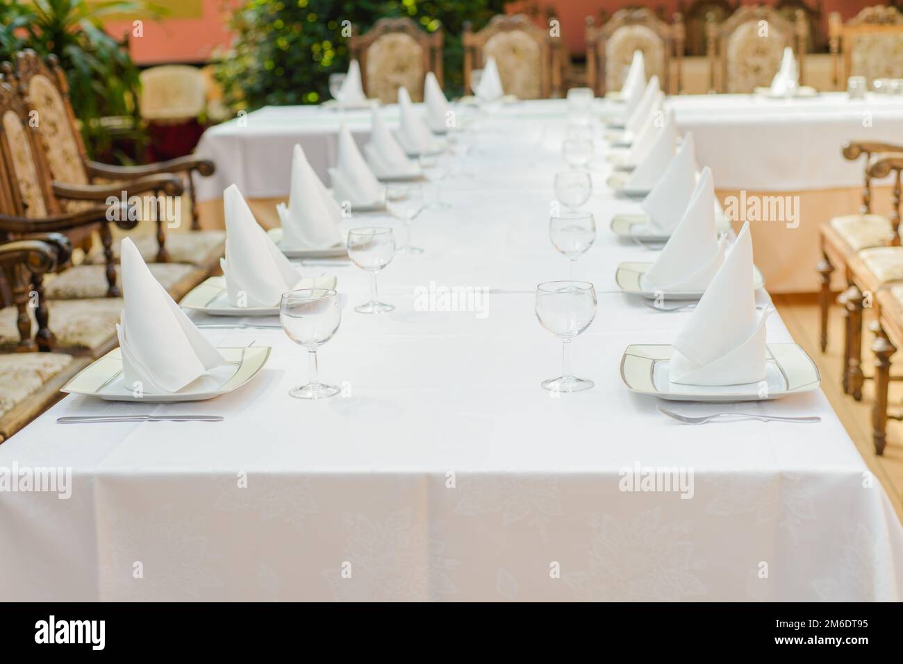 Long table served banquet hi-res stock photography and images - Alamy