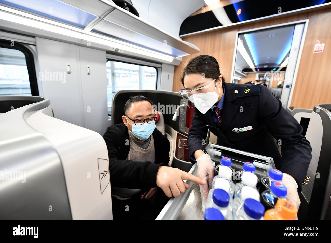 The C77 Train with more than 600 passengers left Chengdu South Railway ...