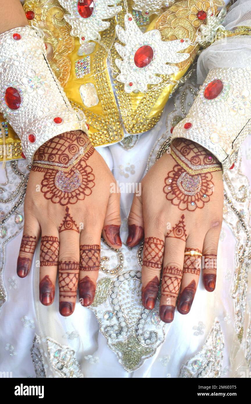 Henna fingers hi-res stock photography and images - Alamy