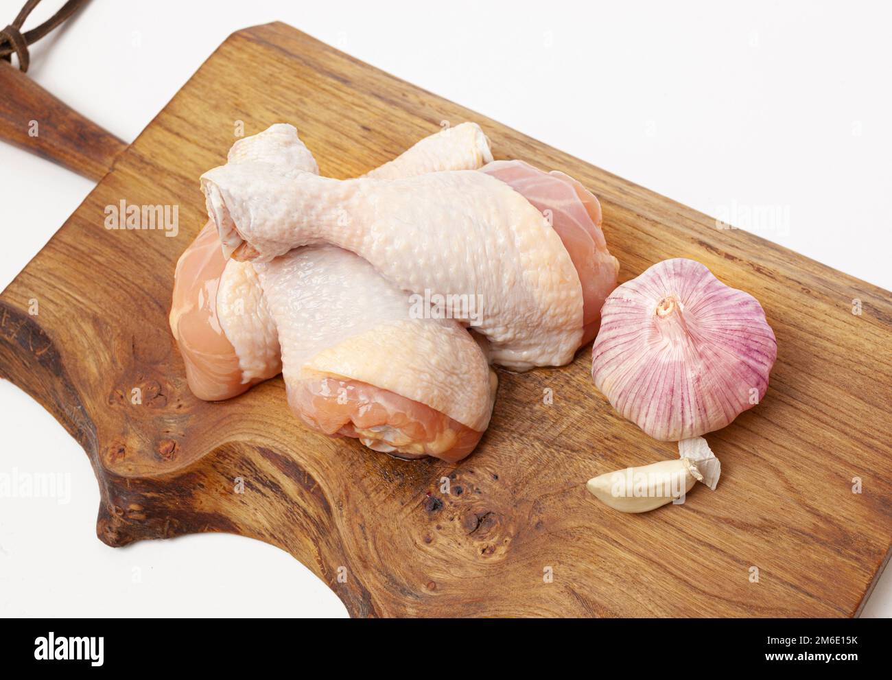 Raw uncooked chicken legs with garlic Stock Photo - Alamy