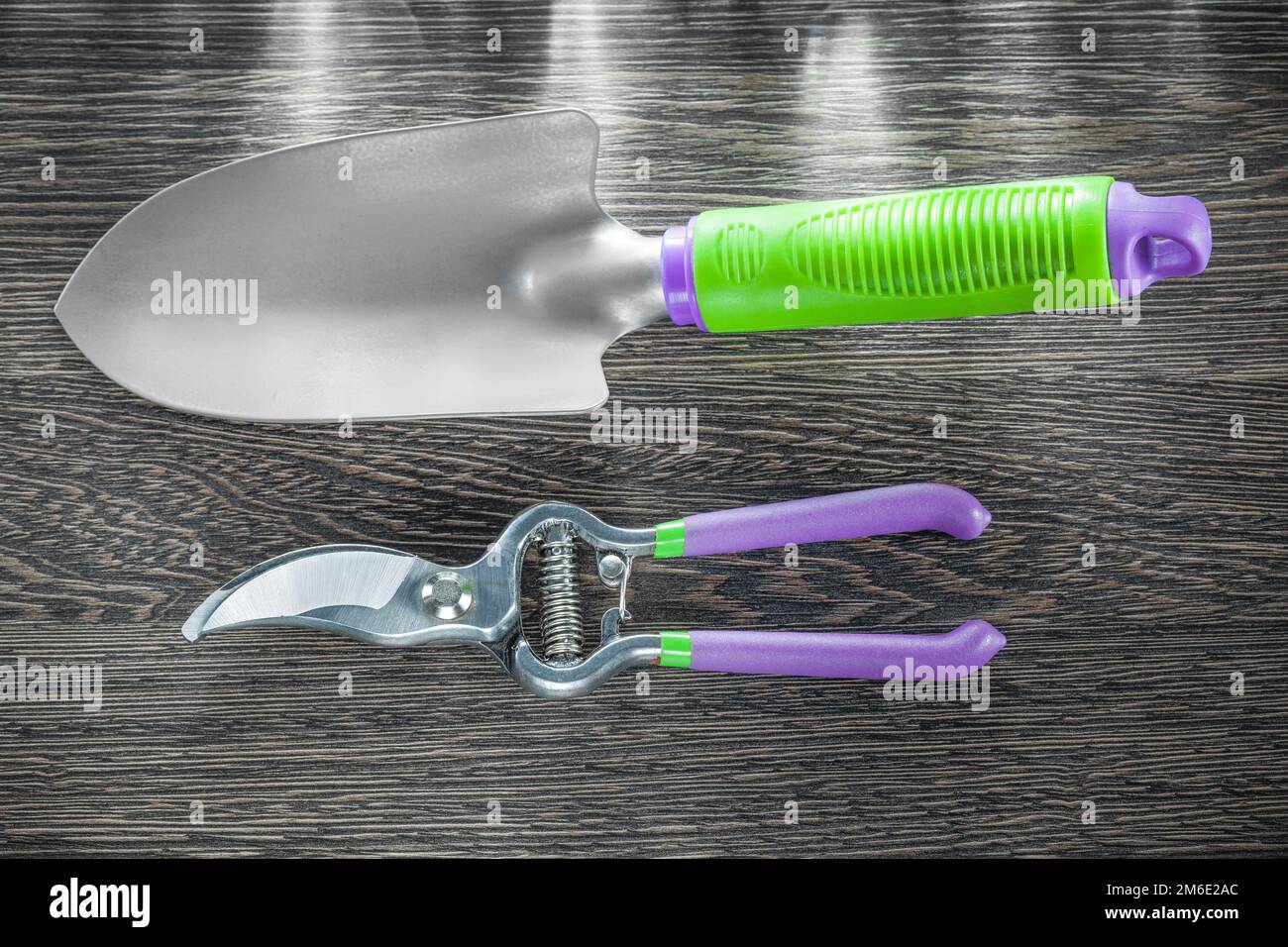 Hand spade secateurs on wooden board Stock Photo - Alamy