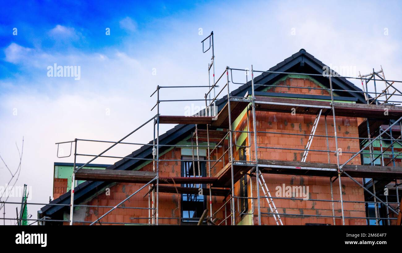 Scaffolding with blue sky hi-res stock photography and images - Alamy