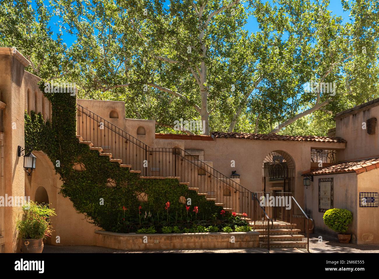A Spanish courtyard on a sunny day Stock Photo - Alamy