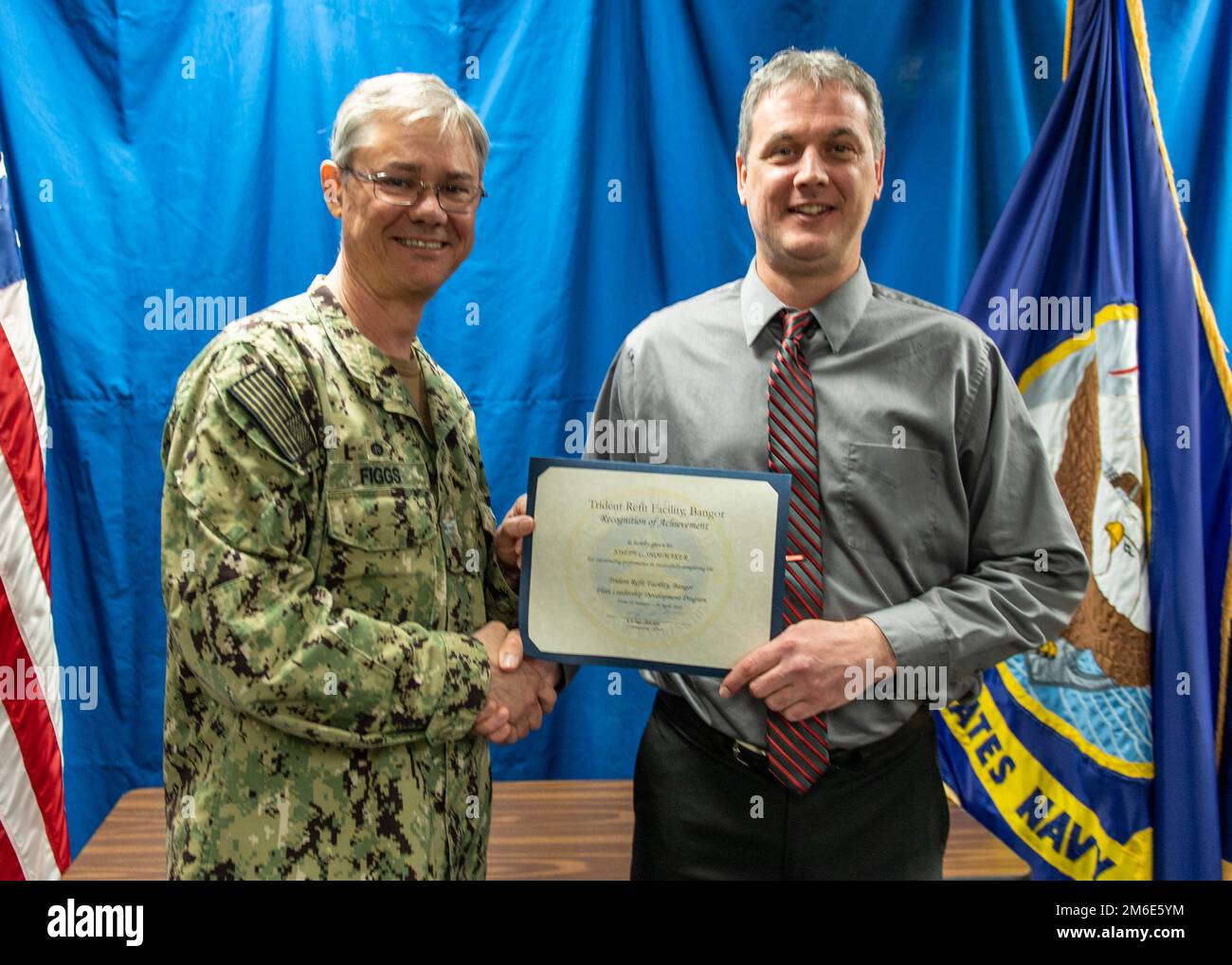 SILVERDALE, Wash. (Apr. 26, 2022) –U.S. Navy Capt. Robert Figgs (left ...