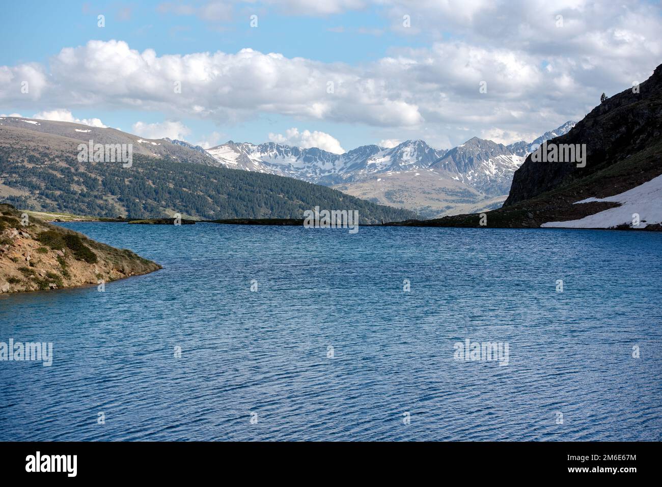 Beautiful Querol Lake in the mountain refuge in the Incles Valley ...