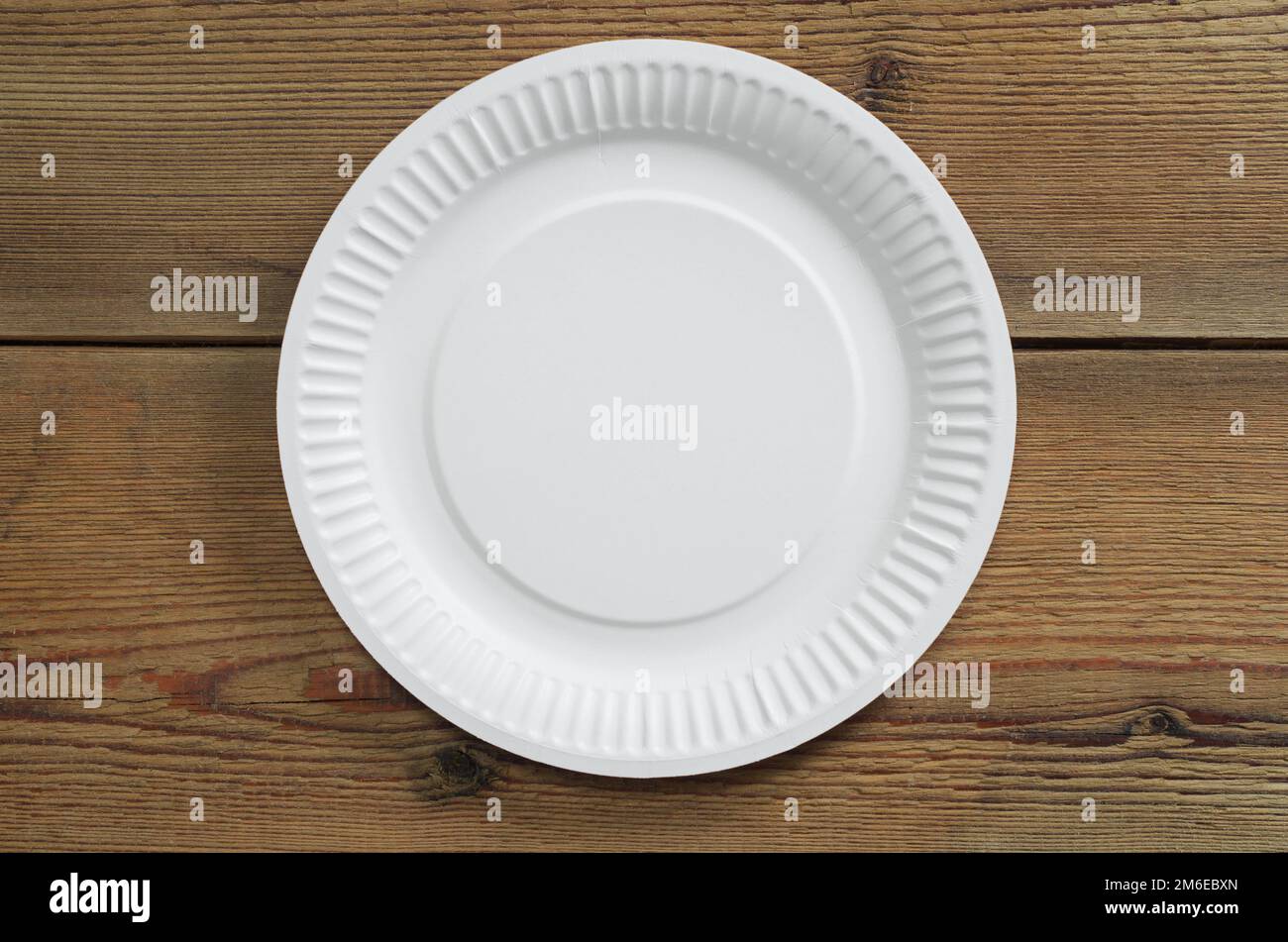 Disposable paper plate on wooden background, top view Stock Photo - Alamy