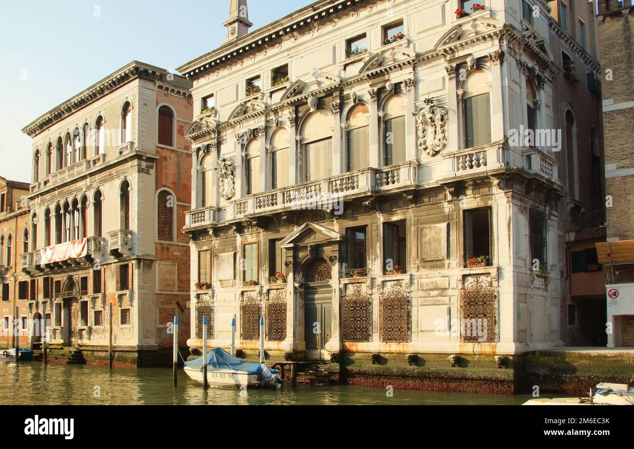 A warm summer morning and an exciting walk along the canals and city ...