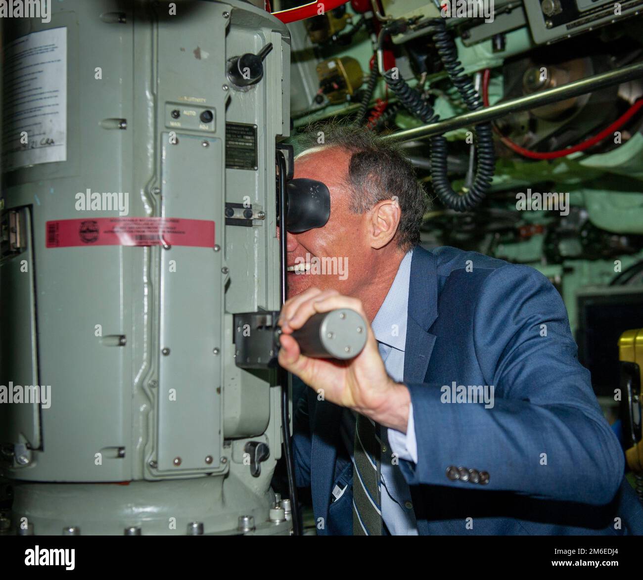 Periscope los angeles class submarine hi-res stock photography and ...