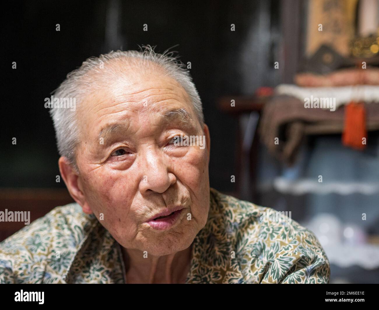An old man talking to someone off camera Stock Photo - Alamy