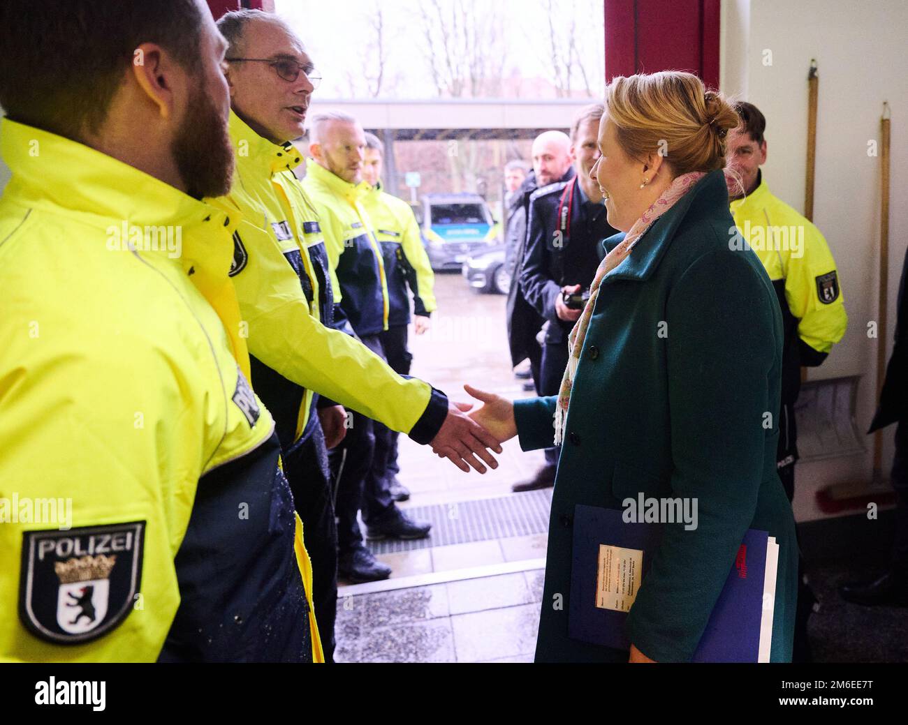 Berlin, Germany. 04th Jan, 2023. Franziska Giffey (r, SPD), Governing ...