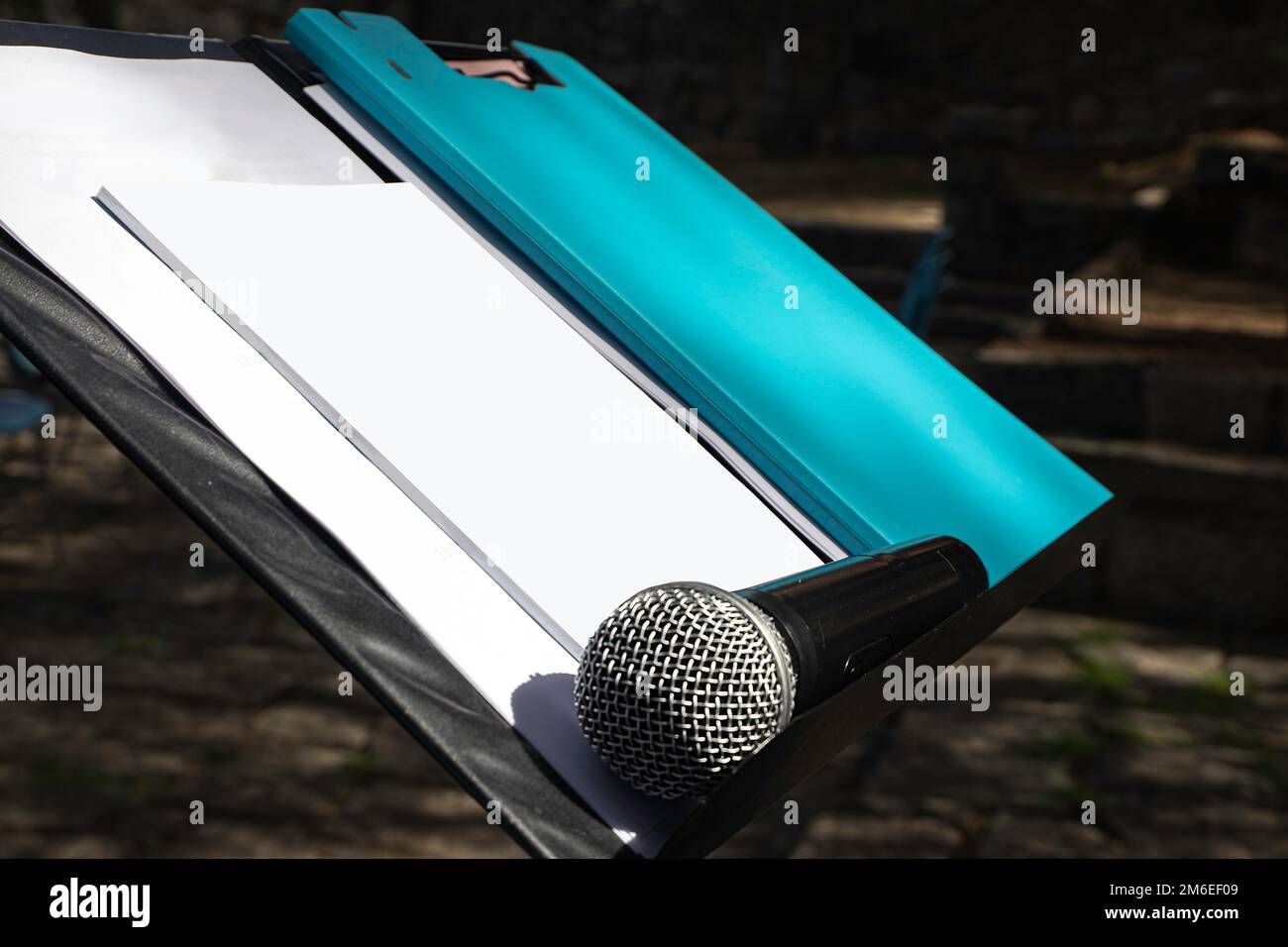 Empty stage microphone hi-res stock photography and images - Alamy