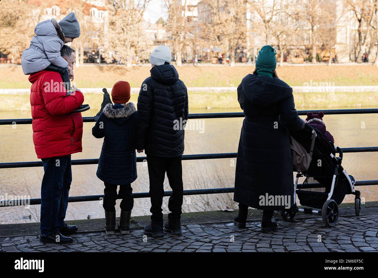 Back of large family against river Stock Photo - Alamy
