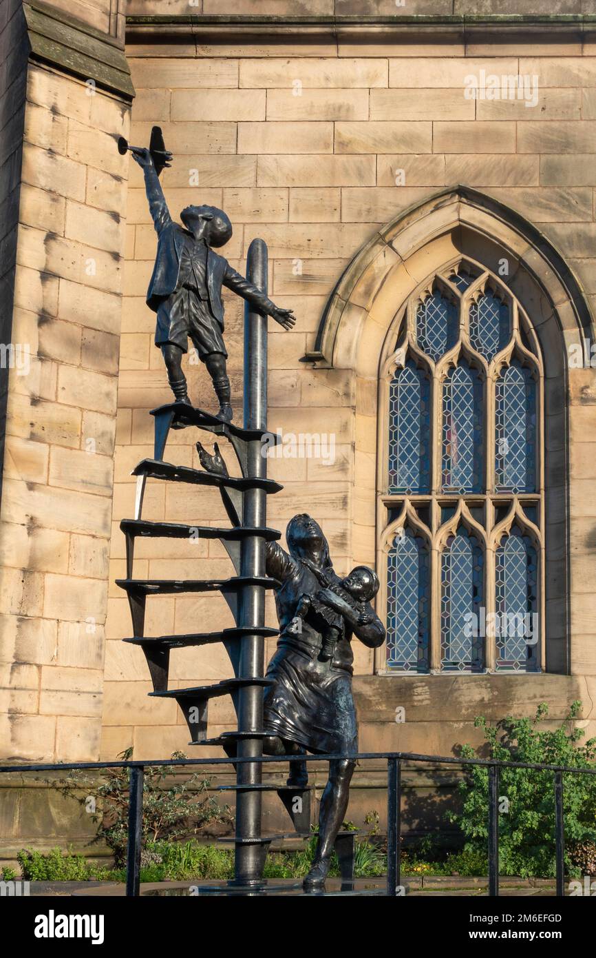 Liverpool blit memorial statue hi-res stock photography and images - Alamy