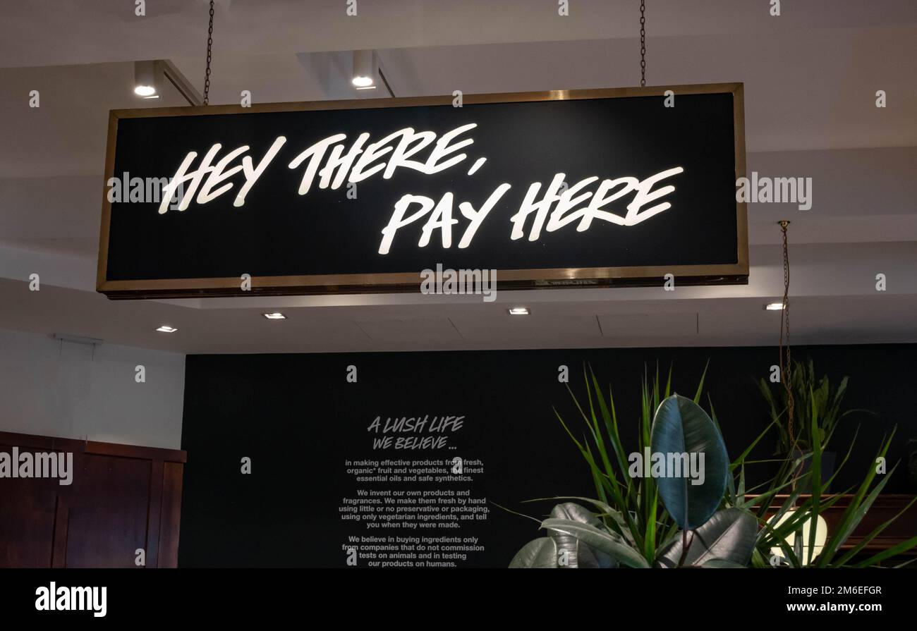 Pay in a shop hi-res stock photography and images - Alamy