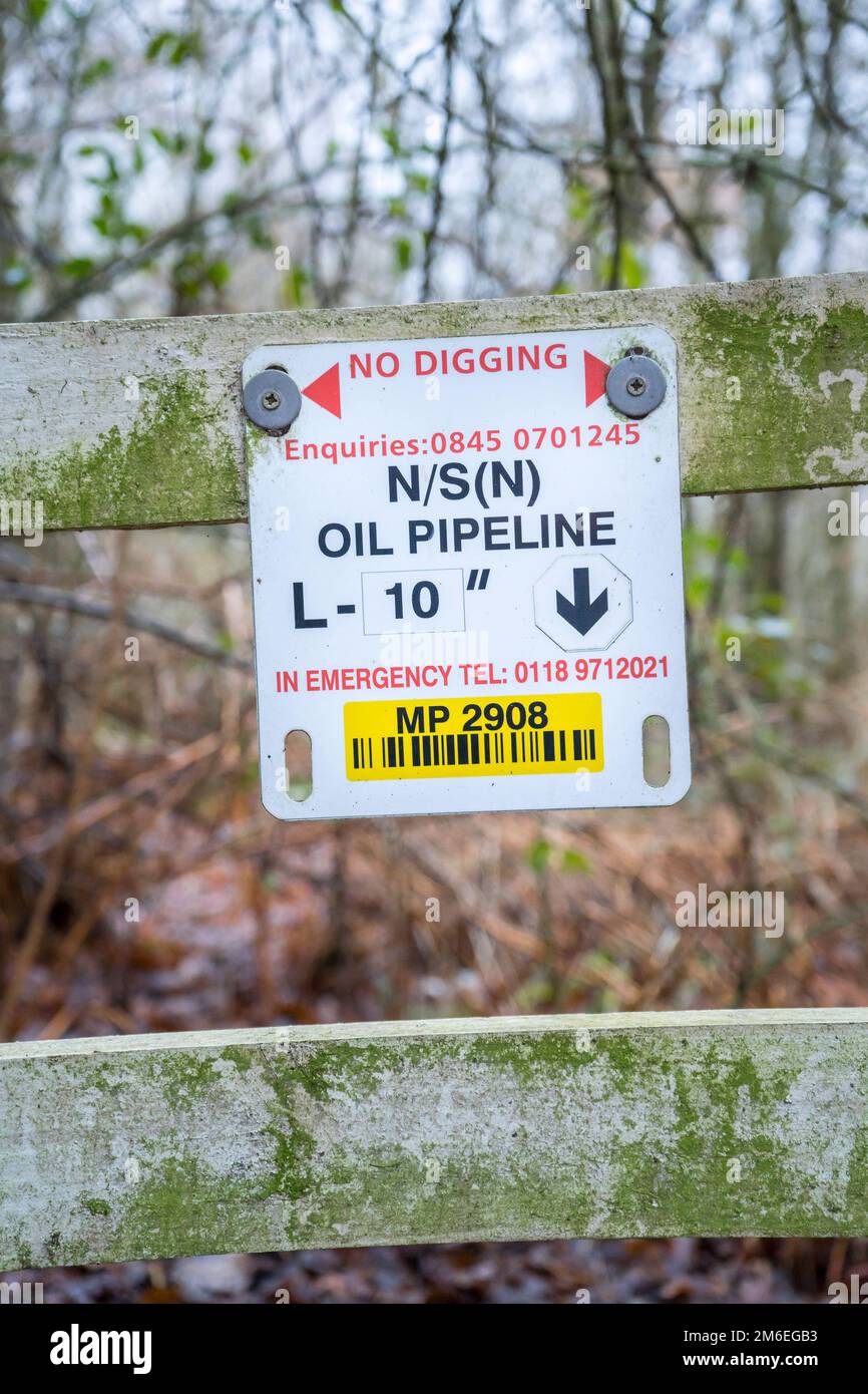 Woodland gate and fence hi-res stock photography and images - Alamy
