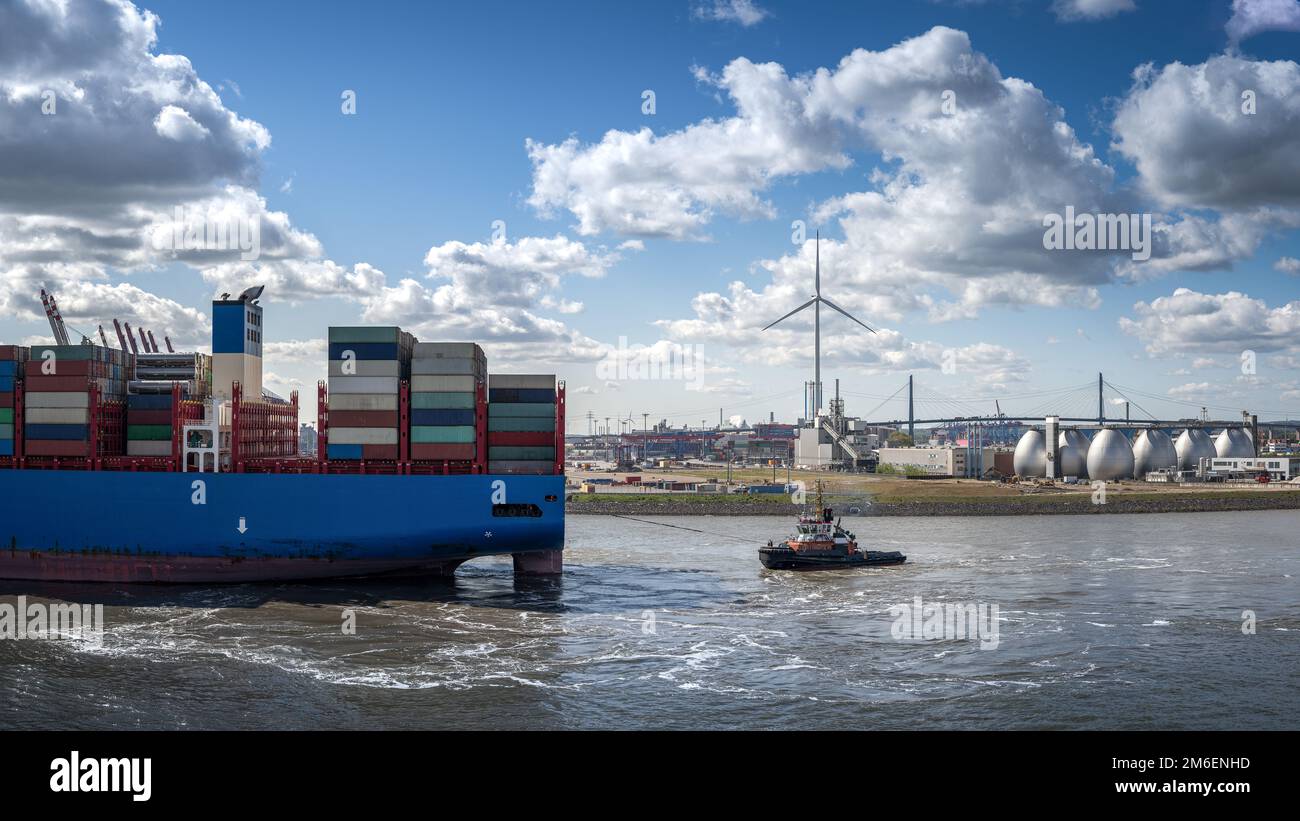 End of a container ship on the hook of a tug Stock Photo - Alamy