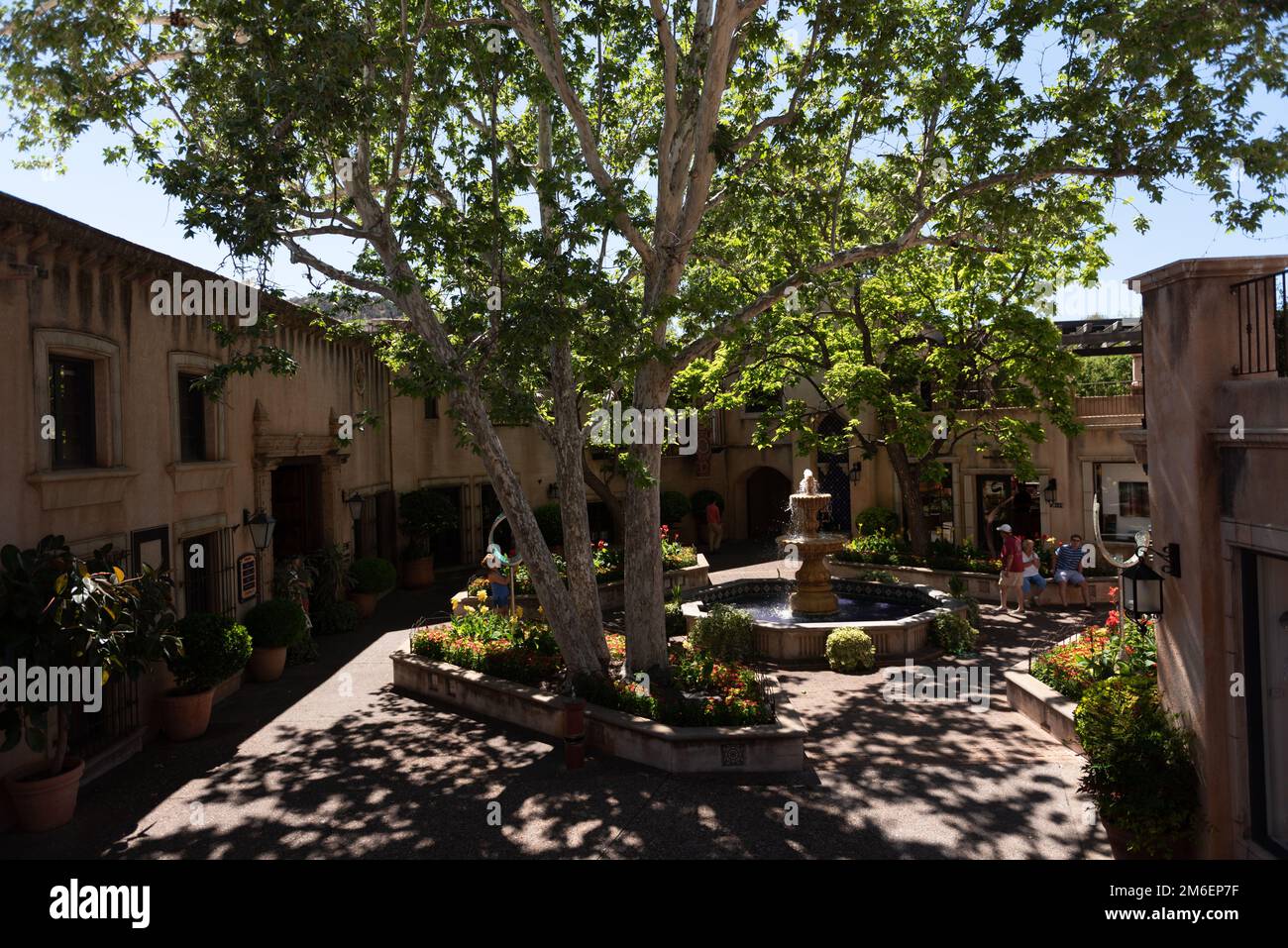 A courtyard of a shopping center in downtown Sedona Stock Photo - Alamy
