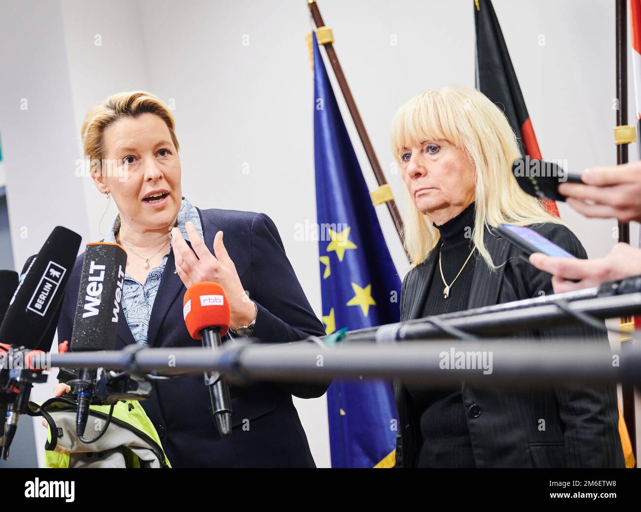 Berlin, Germany. 04th Jan, 2023. Franziska Giffey (l, SPD), Governing ...