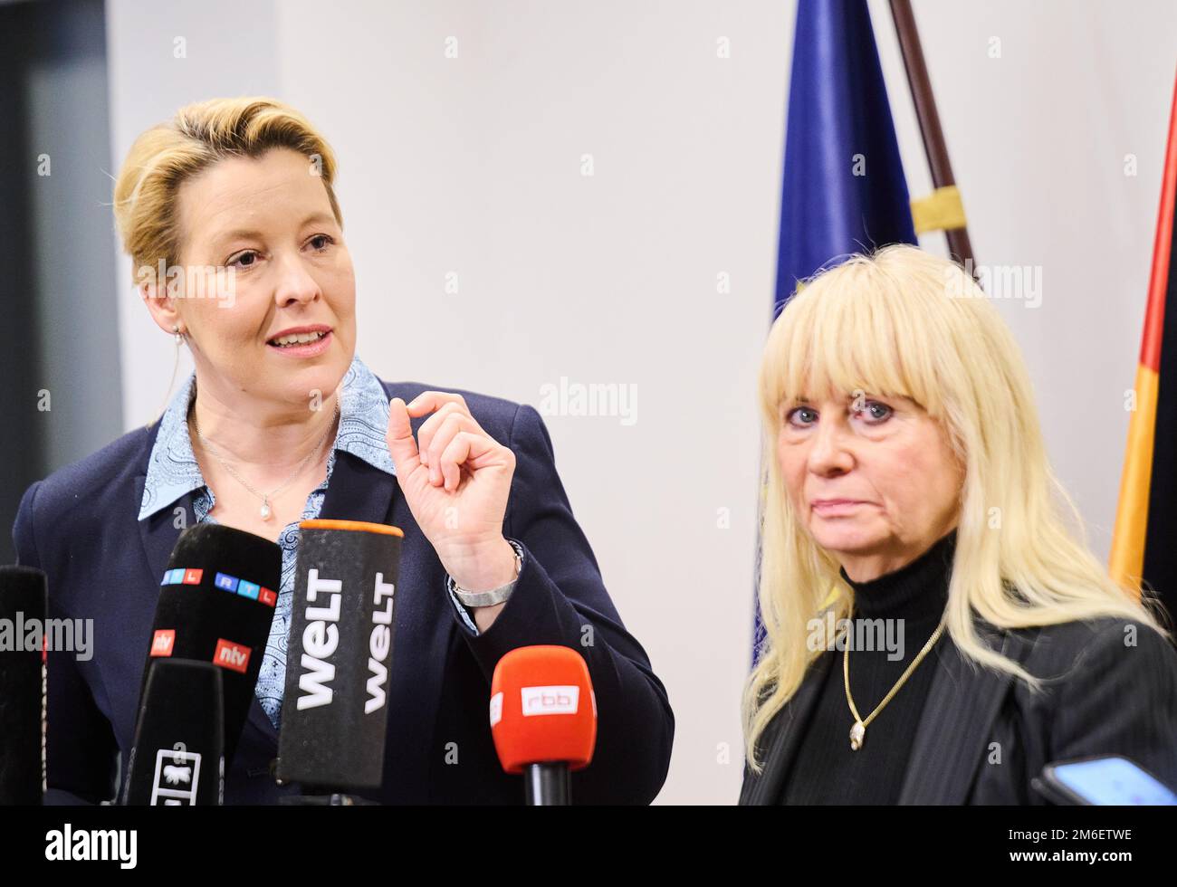 Berlin, Germany. 04th Jan, 2023. Franziska Giffey (l, SPD), Governing ...