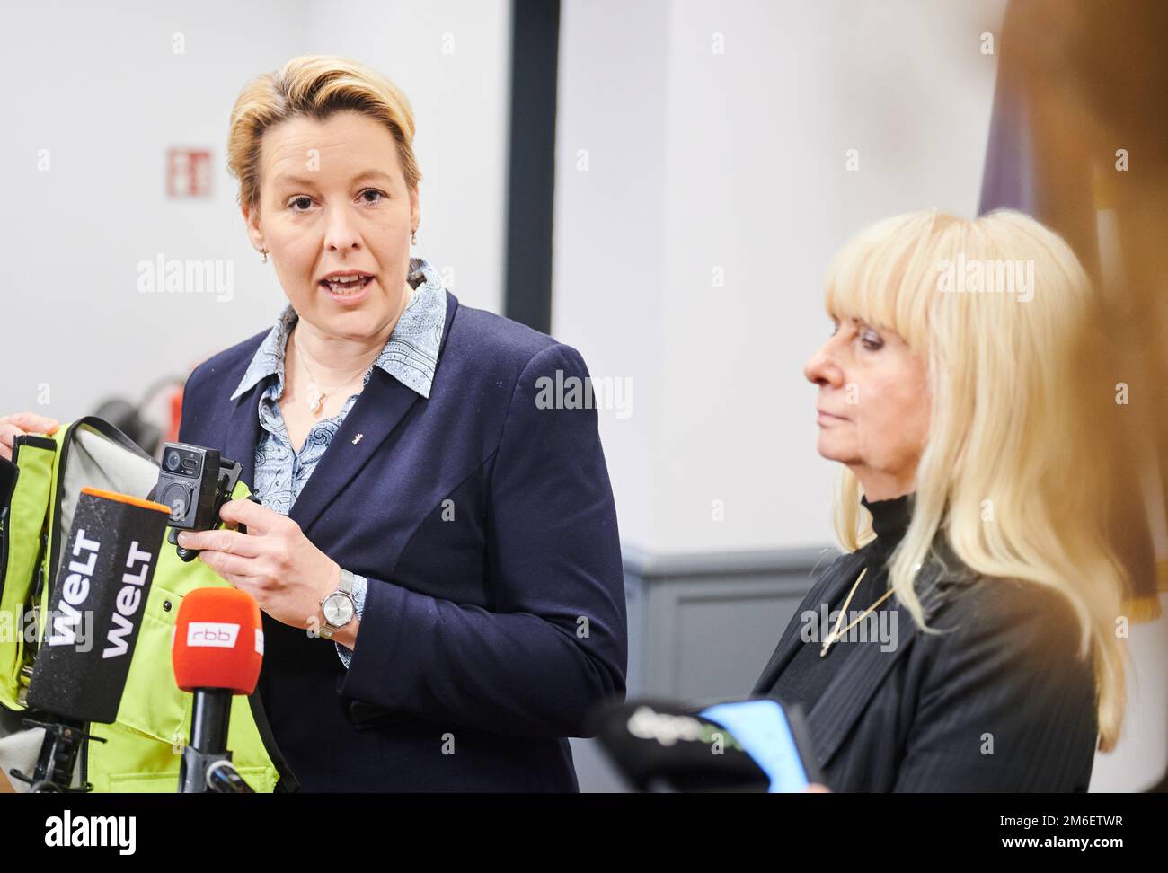 Berlin, Germany. 04th Jan, 2023. Franziska Giffey (l, SPD), Governing ...