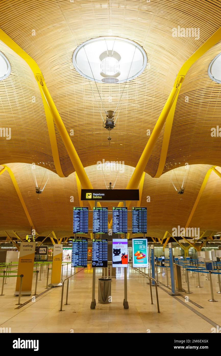 Flughafen Madrid Barajas Airport Terminal 4 in Spanien Stock Photo - Alamy