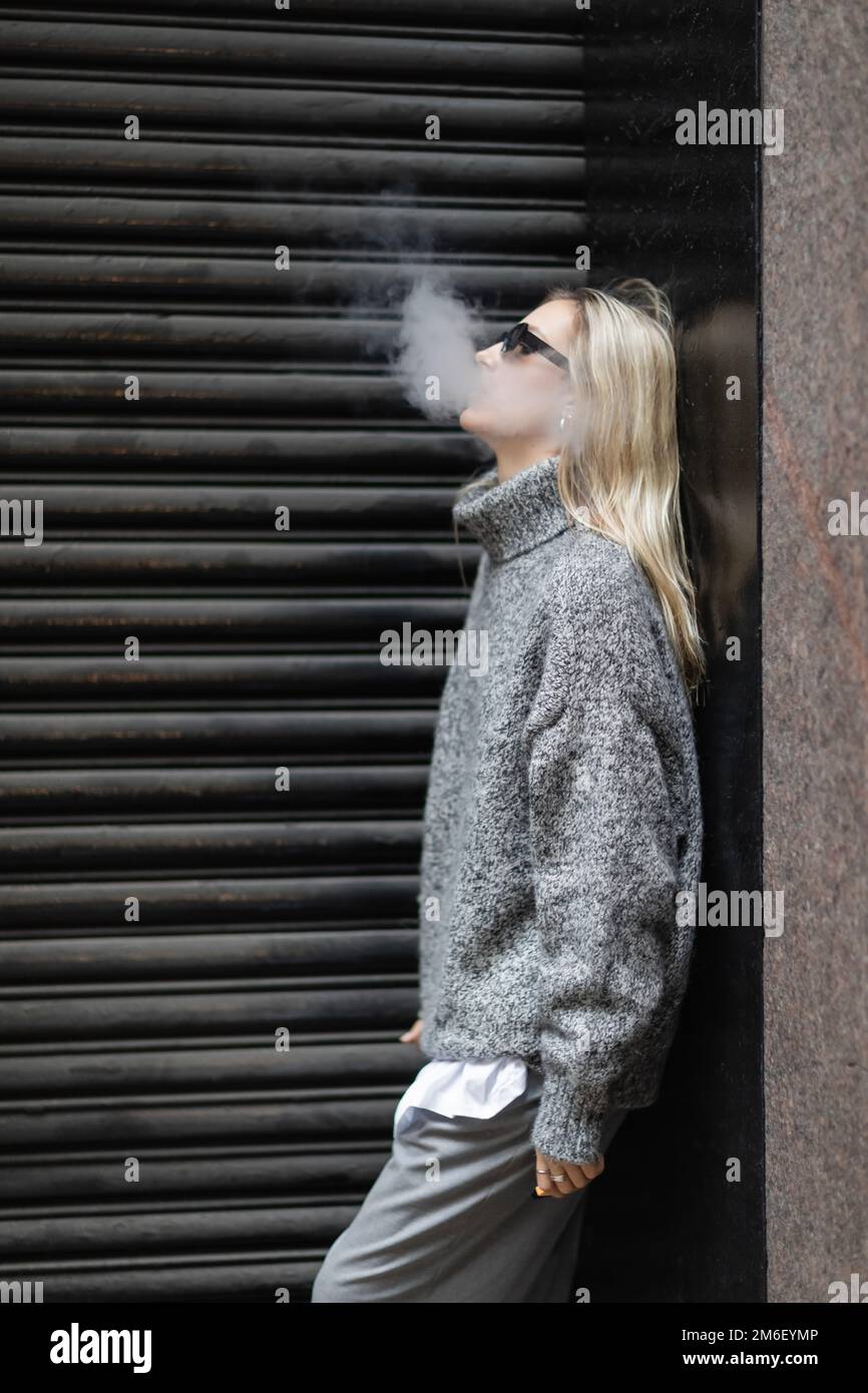 Smoking blonde woman hi-res stock photography and images - Alamy