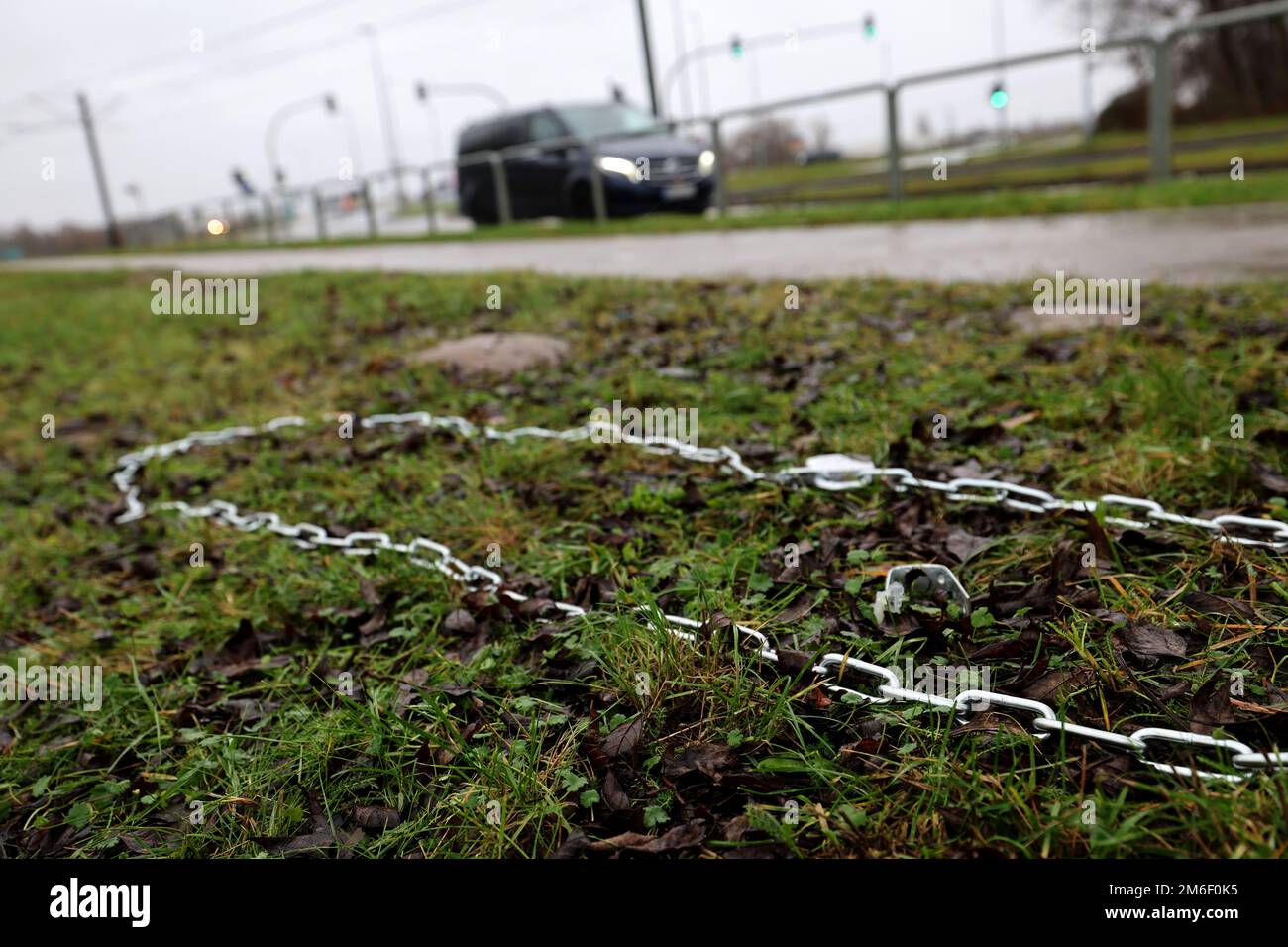 Rostock, Germany. 04th Jan, 2023. A chain with a lock lies on the spot ...