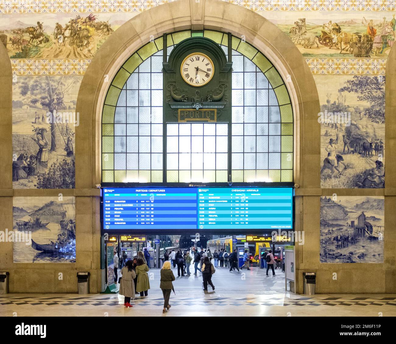 Porto train station hi-res stock photography and images - Alamy