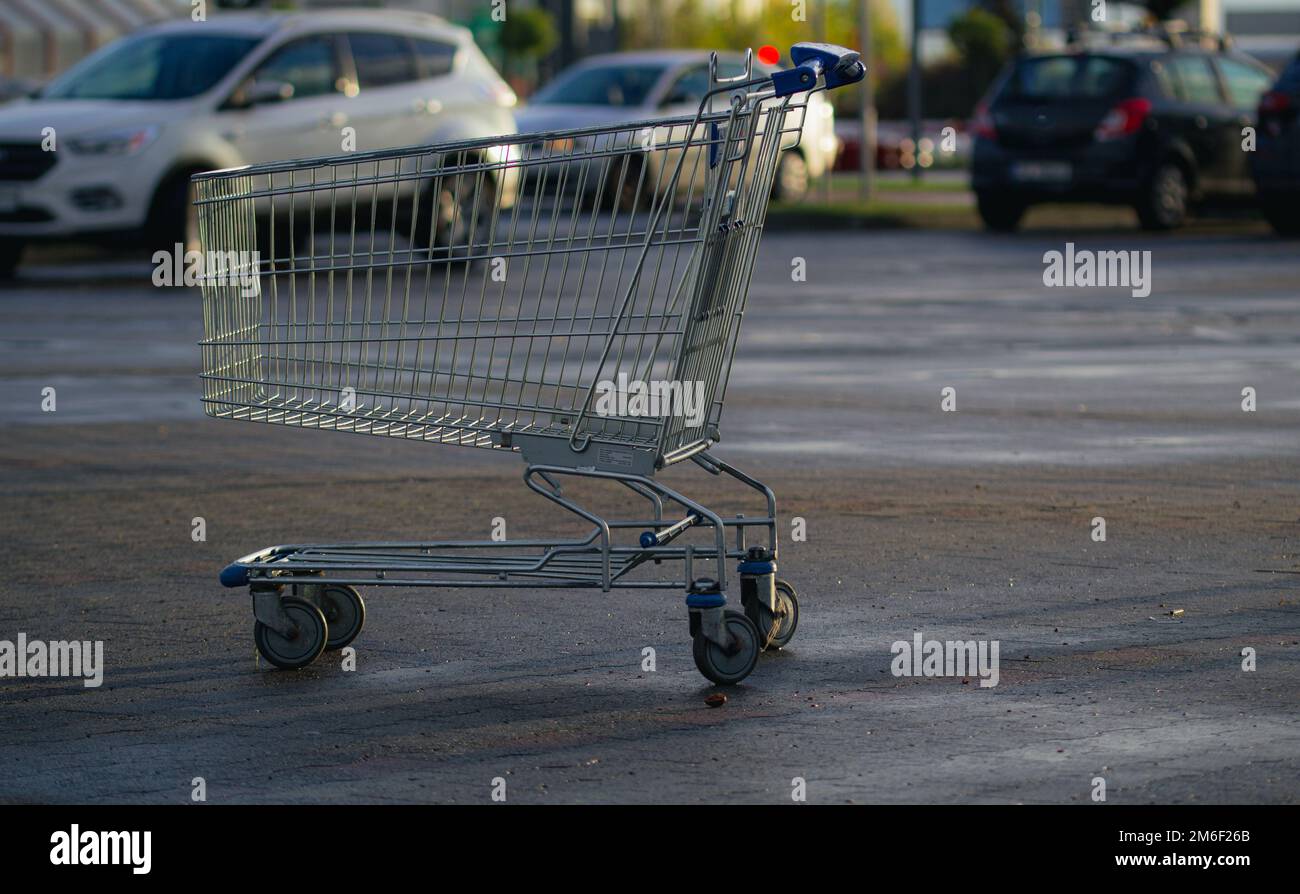 An empty shopping cart at the parking near the store Stock Photo - Alamy