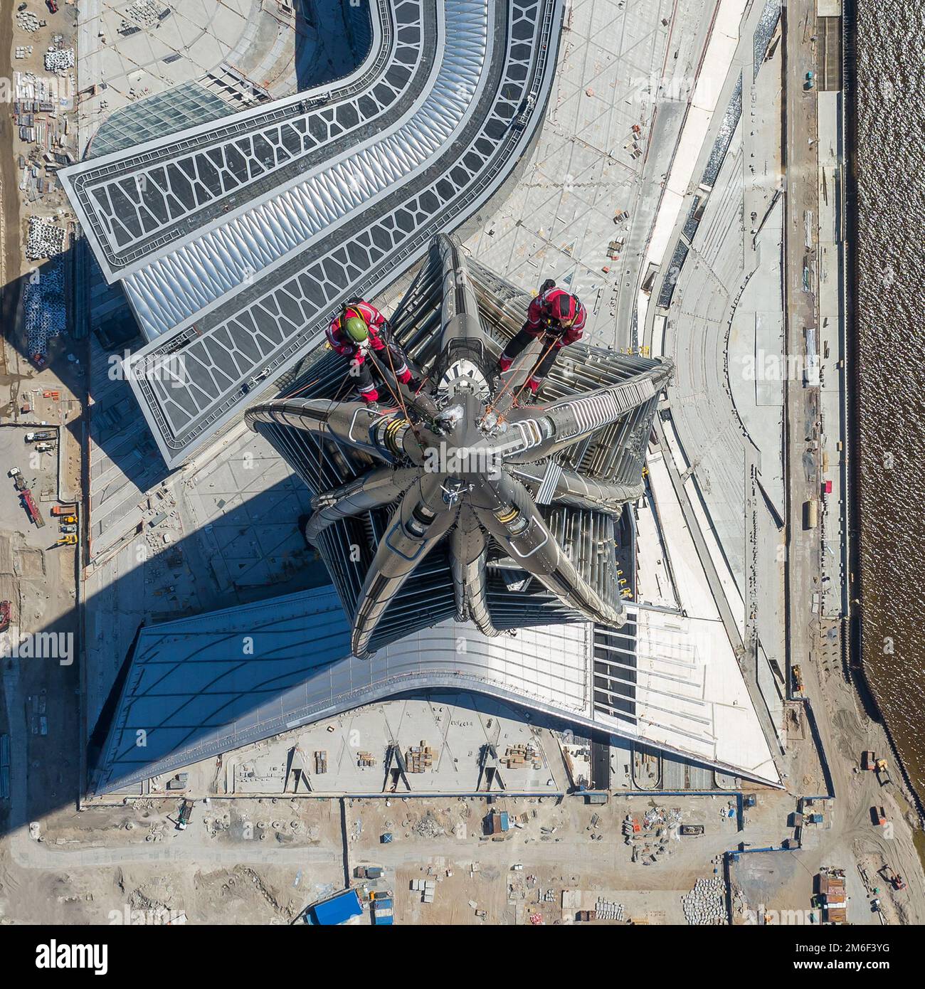 Workers installers at the height work at the top of skyscraper Stock ...