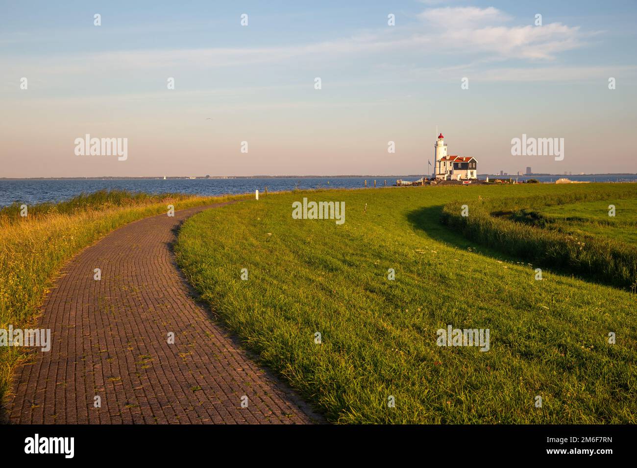 Path guiding hi-res stock photography and images - Alamy