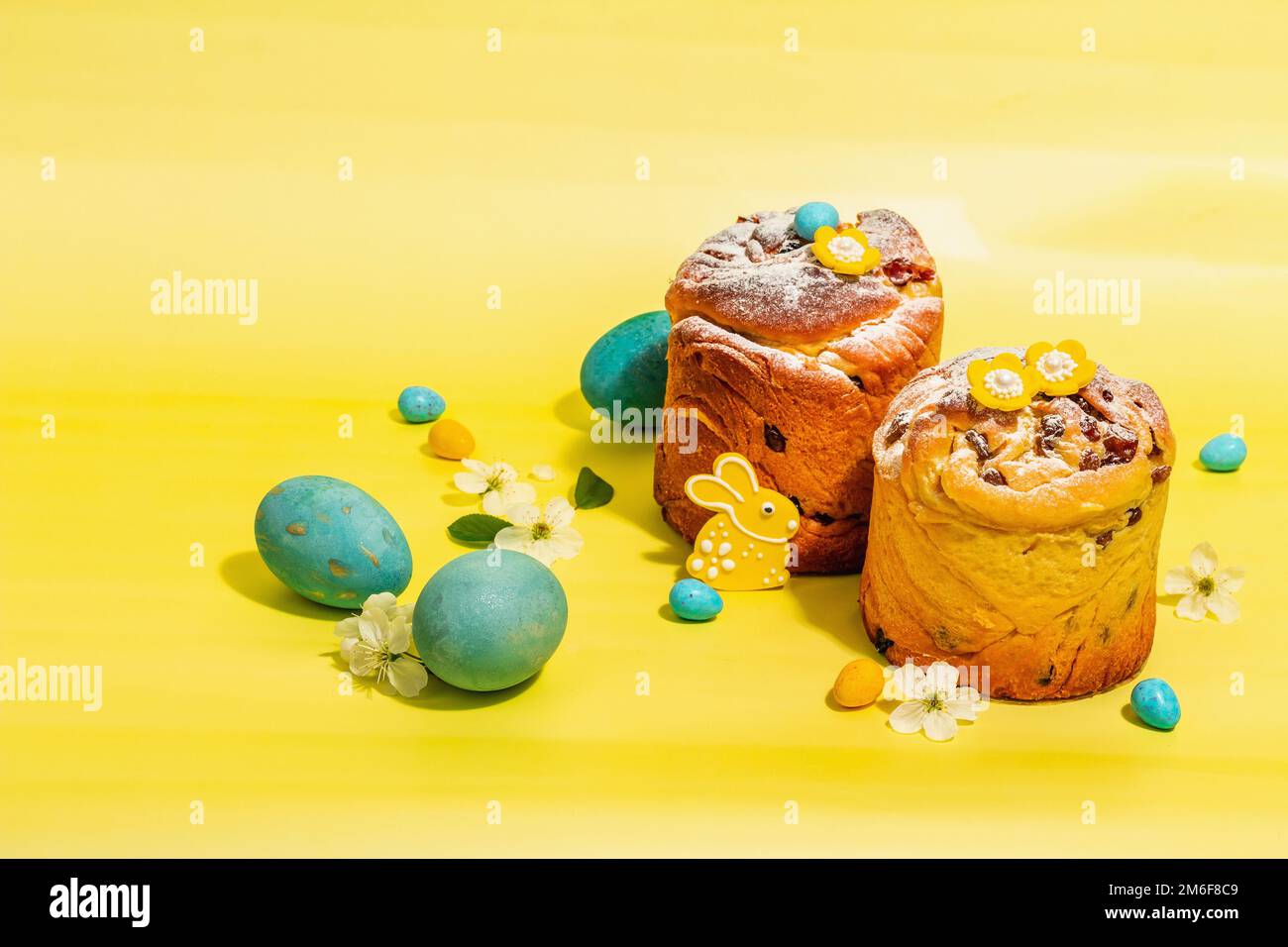 Easter cake Cruffin or sweet bread kulich and traditional painted eggs ...