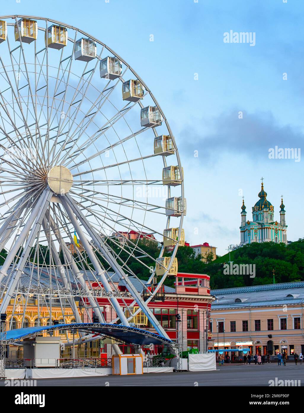 Ferris wheel kyiv kontraktova square hi-res stock photography and ...