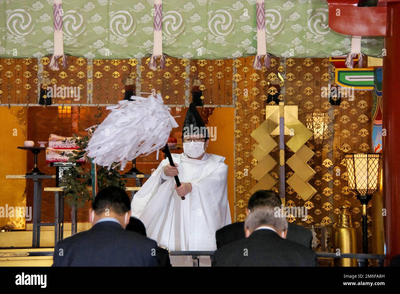 Tokyo, Japan. 04th Jan, 2023. A Shinto priest performs the "Oharai ...