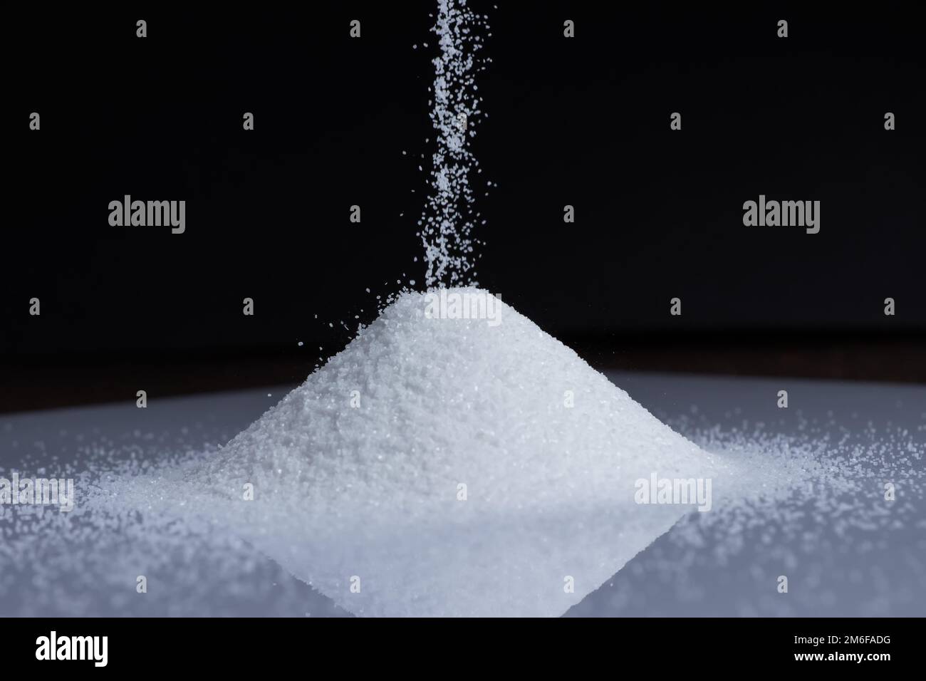 Sand falling through hourglass hi-res stock photography and images - Alamy