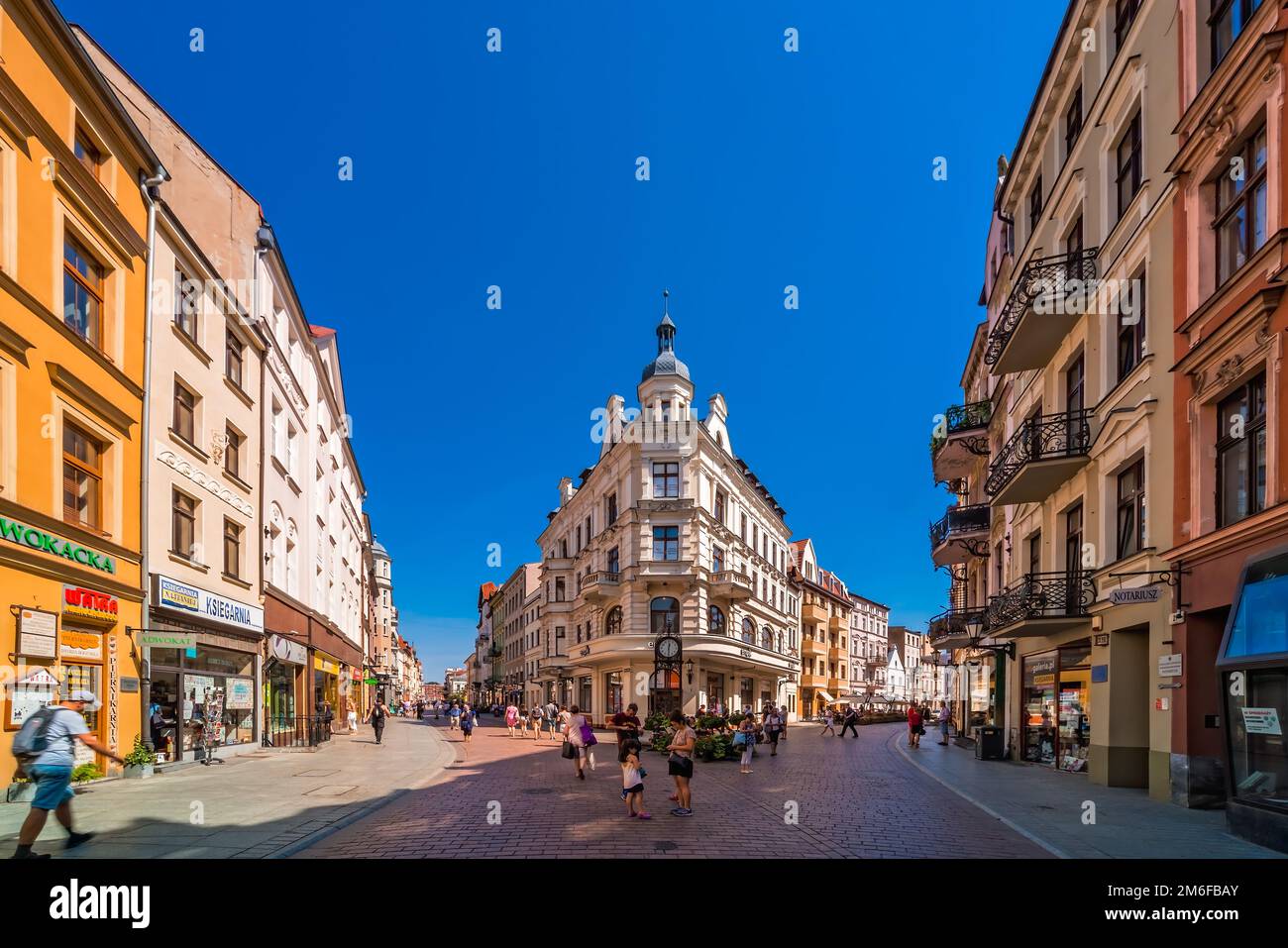 Bustling city life hi-res stock photography and images - Alamy