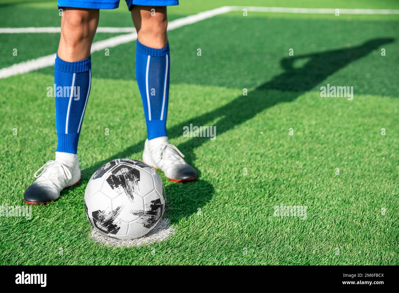 How to kick football freekick hi-res stock photography and images - Alamy