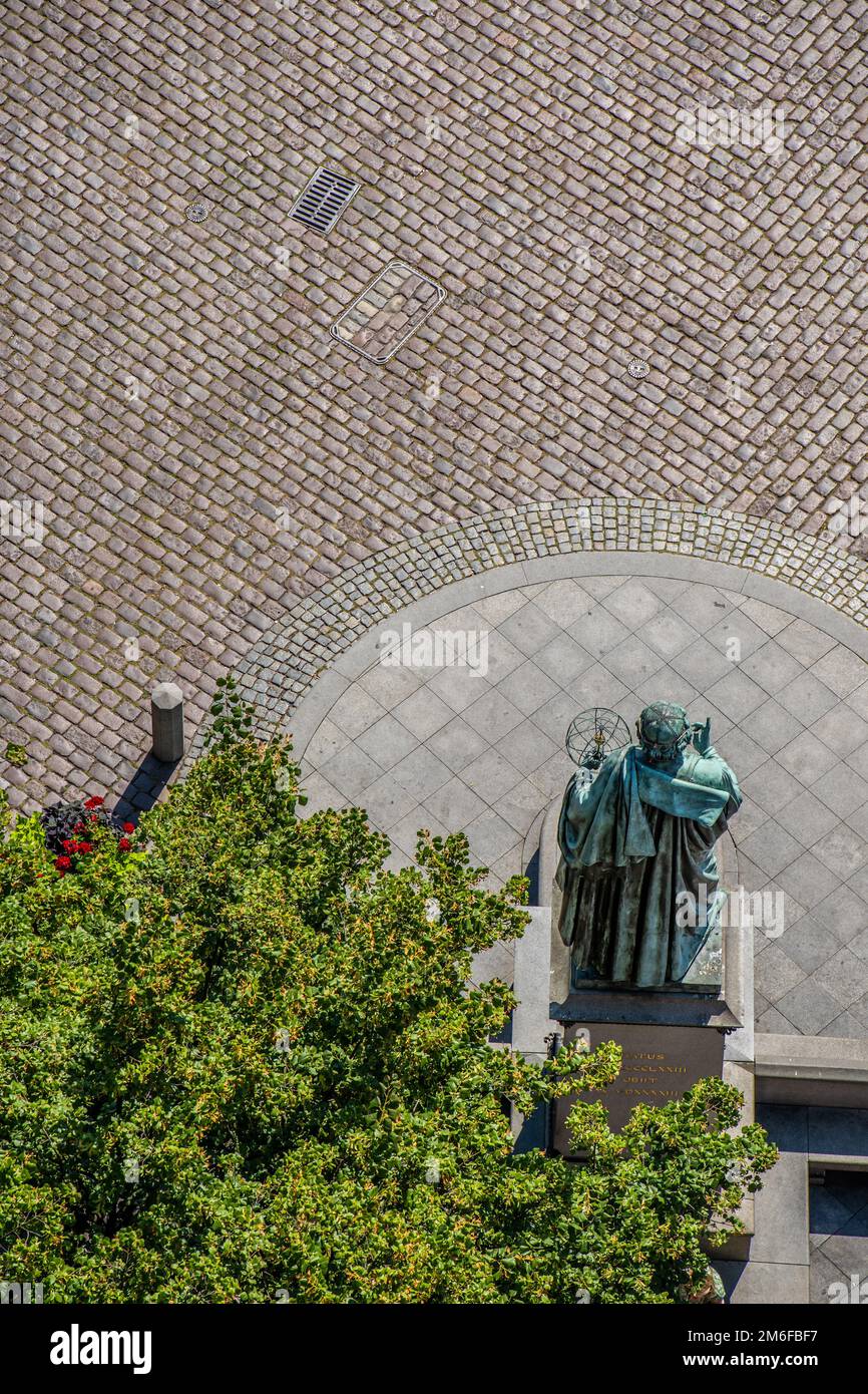 Nicolaus Copernicus Statue in Torun Old town seen from above Stock ...