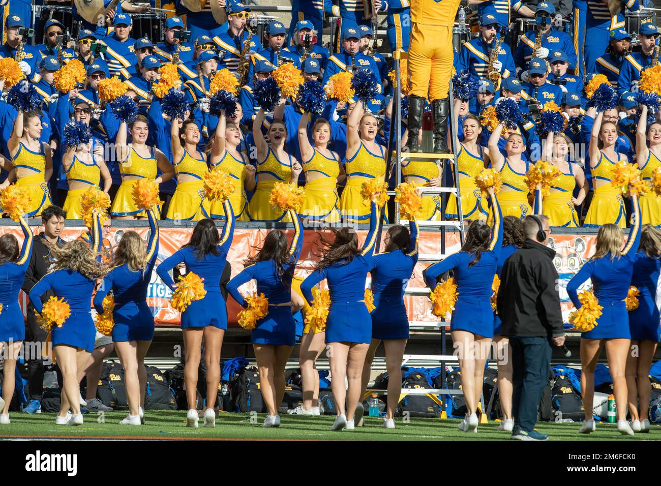 Pittsburgh panthers cheerleaders hi-res stock photography and images ...