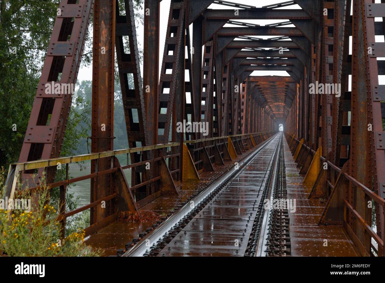 Old steel train bridge Casalmaggiore, Lombardia, Italia Stock Photo - Alamy