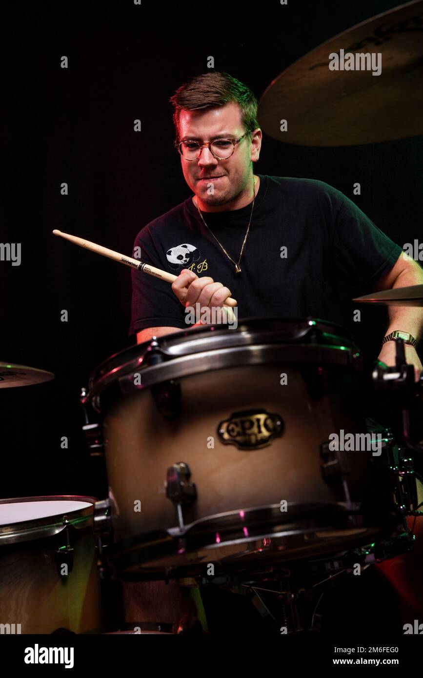 Idles jon beavis drums hi-res stock photography and images - Alamy