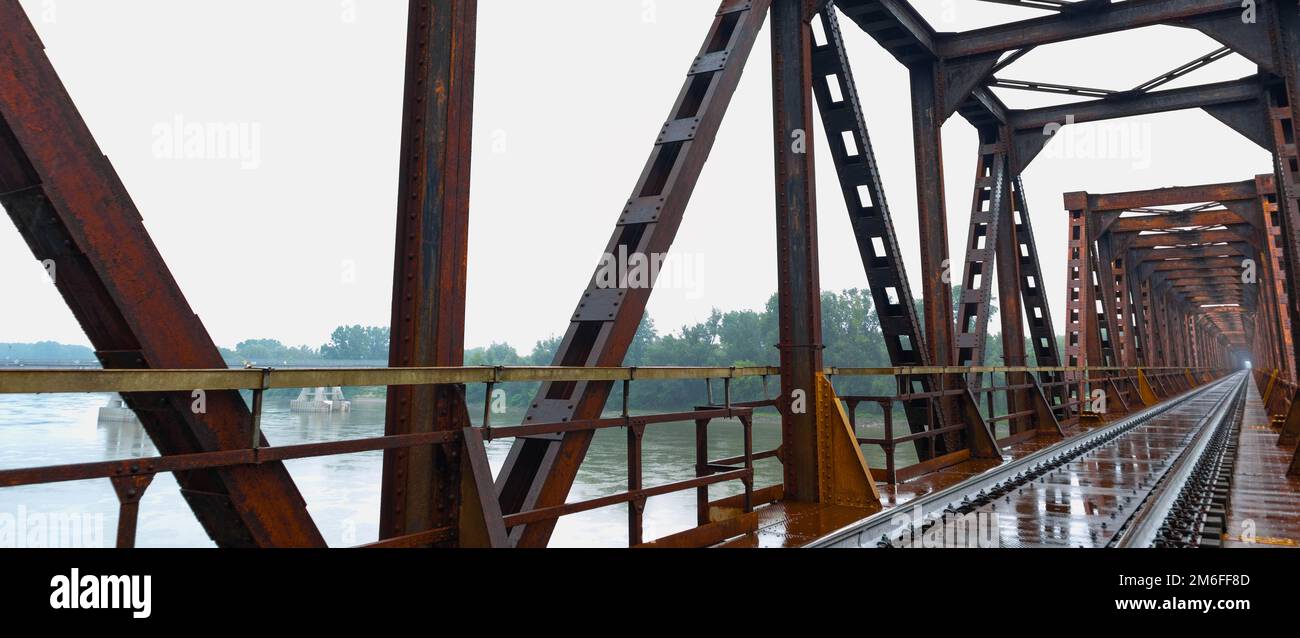Old steel train bridge Casalmaggiore, Lombardia, Italia Stock Photo - Alamy