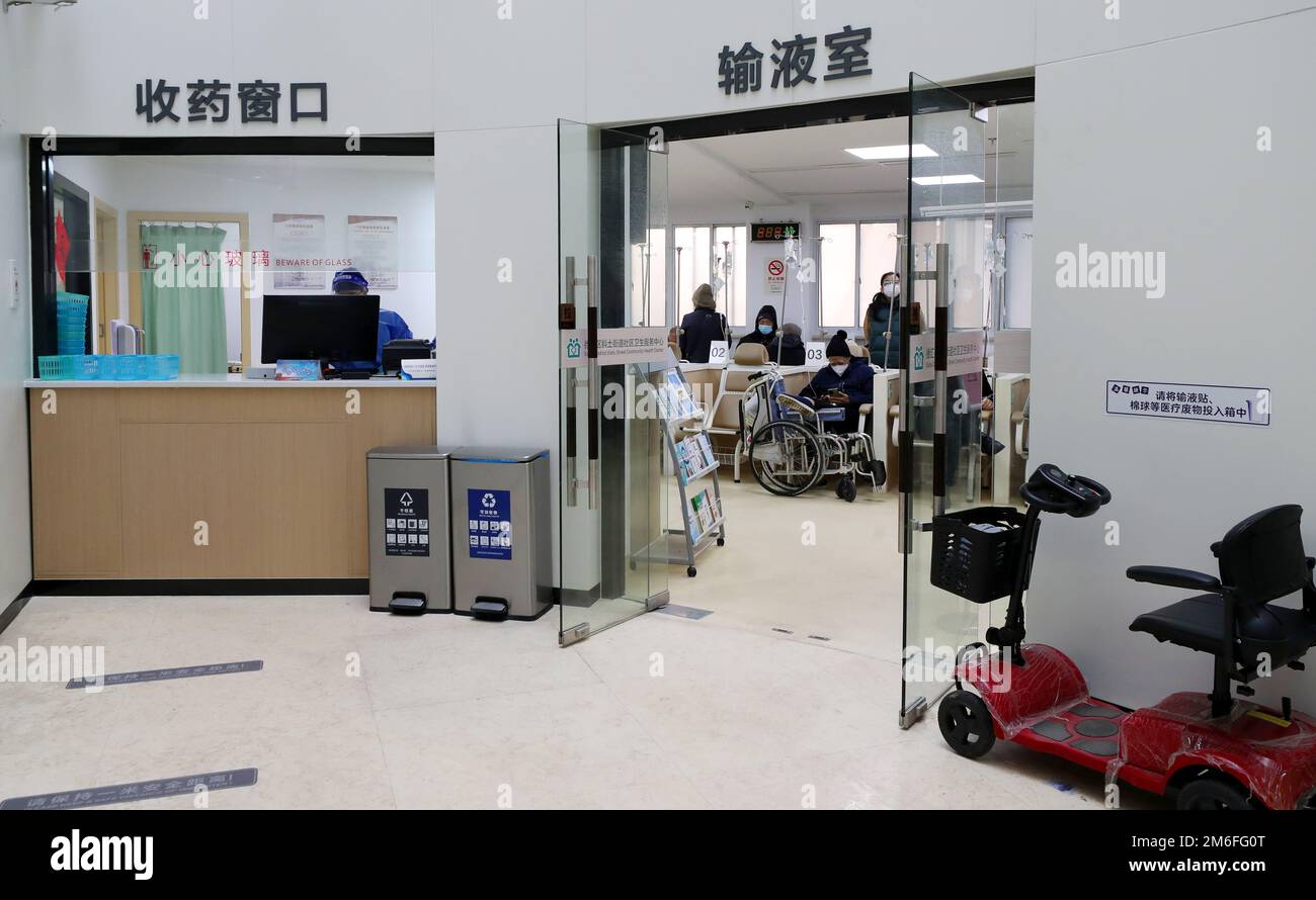 Shanghai. 4th Jan, 2023. Patients are treated with intravenous infusion ...