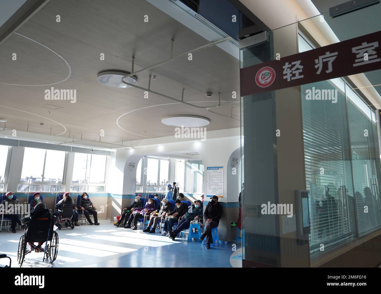 Shanghai, China's Shanghai. 4th Jan, 2023. Patients are treated with ...